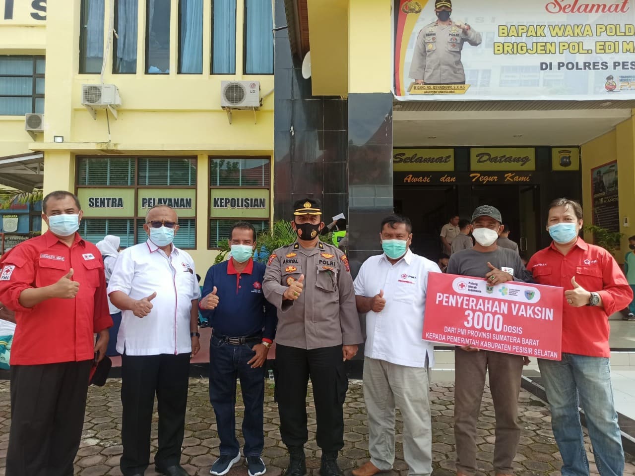 PMI Sumbar Serahkan 3 Ribu Dosis Vaksin ke Dinkes Pessel - Kata Sumbar