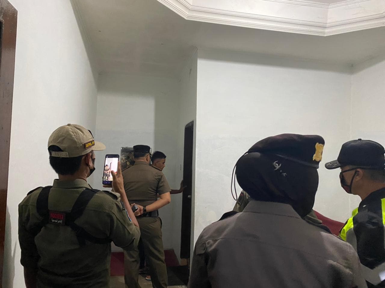 2 Orang Loncat dari Penginapan Saat Razia Pasangan Ilegal di Agam ...