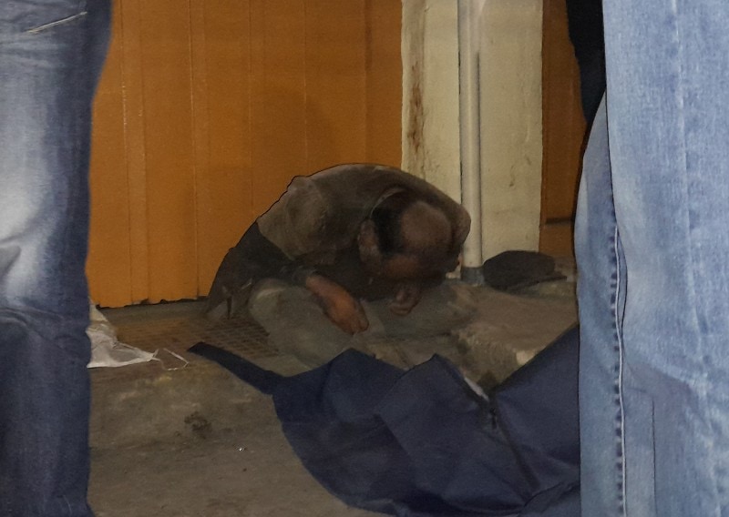 Tuna Wisma Ditemukan Meninggal dalam Posisi Salat di Pasar Banto - Kata ...