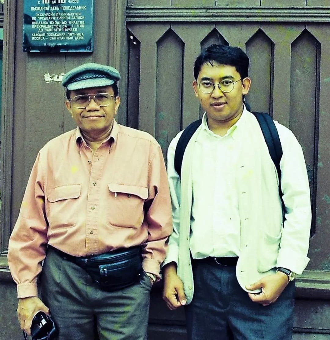 Foto Lawas Fadli Zon dan Taufik Ismail di Rusia Curi Perhatian - Kata ...