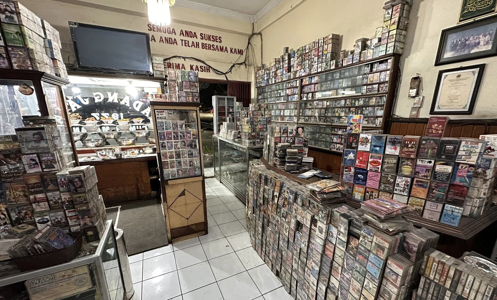 Penampakan RM Padang Jaya, Rumah Makan Padang yang Legendaris di ...