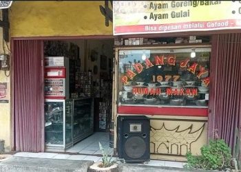 Penampakan RM Padang Jaya, Rumah Makan Padang yang Legendaris di ...