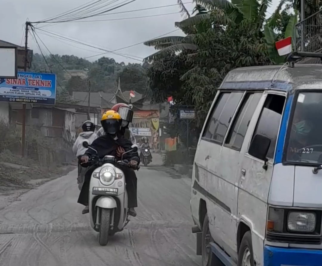 Penampakan Jalanan di Sungai Pua yang Berdebu Usai Diguyur Hujan Abu ...