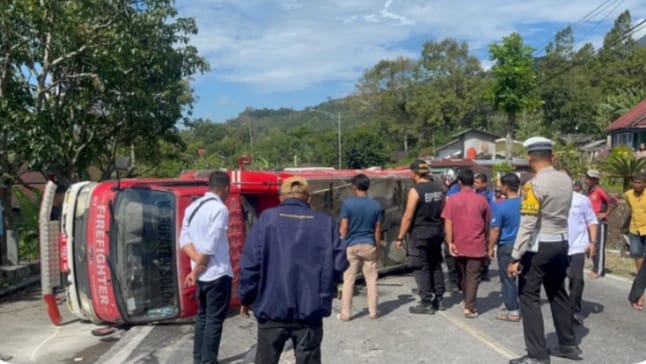 Mobil Damkar Kabupaten Solok Terguling Saat Menuju Lokasi Kebakaran ...
