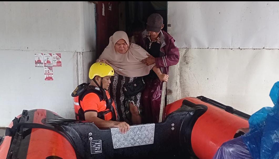 Terjebak Banjir, BPBD Padang Evakuasi Tiga Warga di Dadok Tunggul Hitam ...