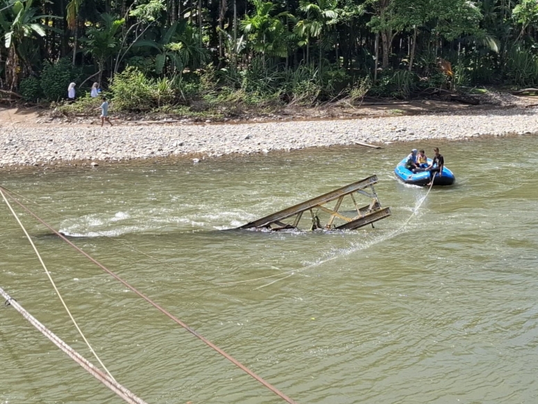 Jembatan Putus, Ratusan KK di Pelangai Gadang Pessel Terisolasi dan ...